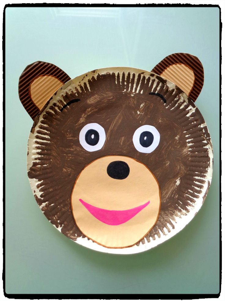 Pequeño oso pardo en placa de cartón, niño diy - Pctr UP